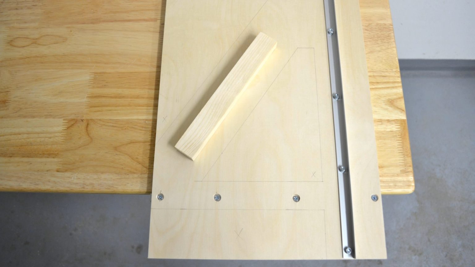 How To Make a Jigsaw Guide and Crosscut Jig | AllFlavor Workshop