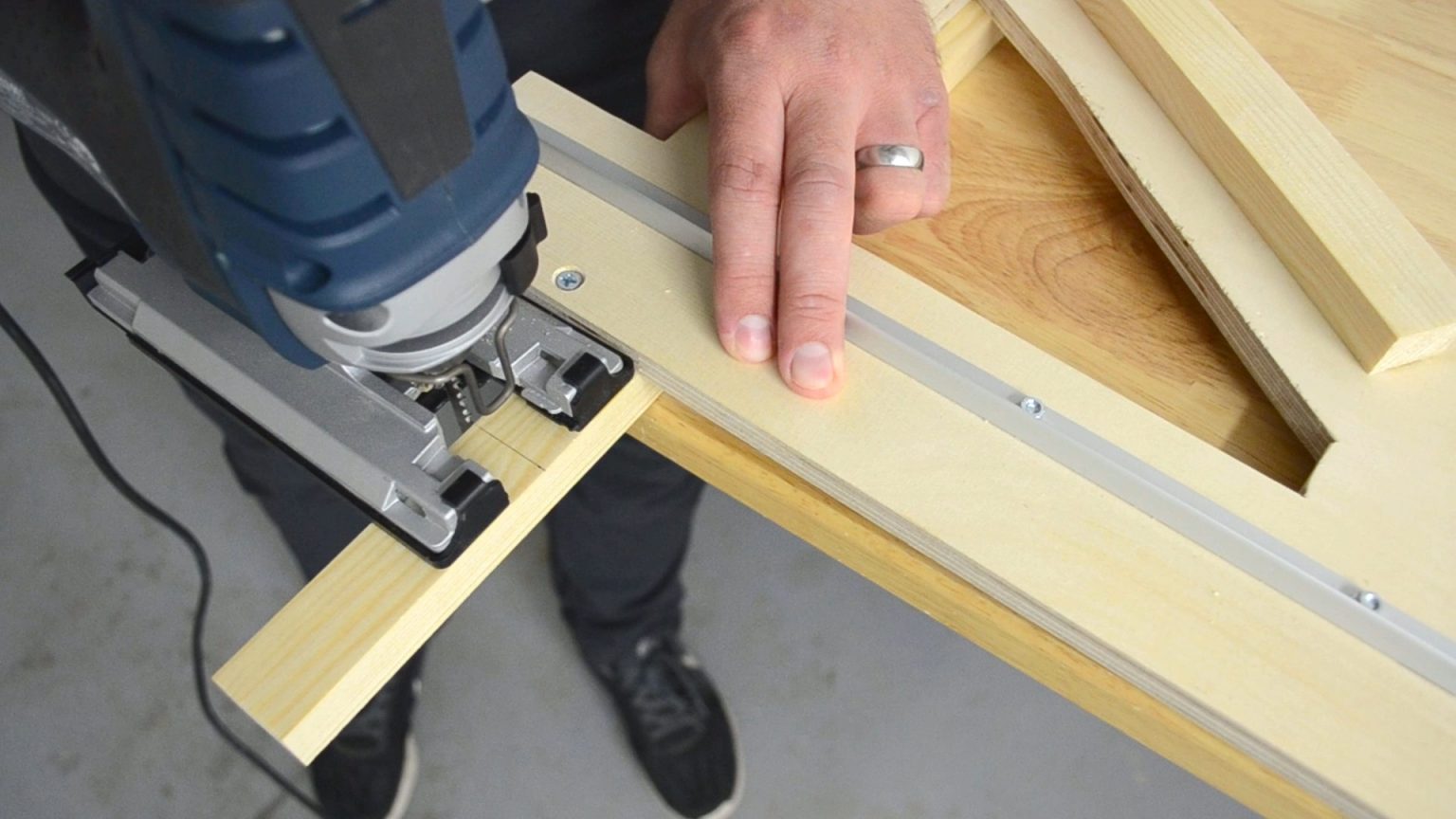 Easy Jigsaw Guide for Crosscuts (With Pictures) | AllFlavor Workshop