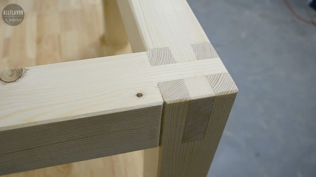 DIY Outdoor Coffee Table with Castle Joints and Herringbone Top ...