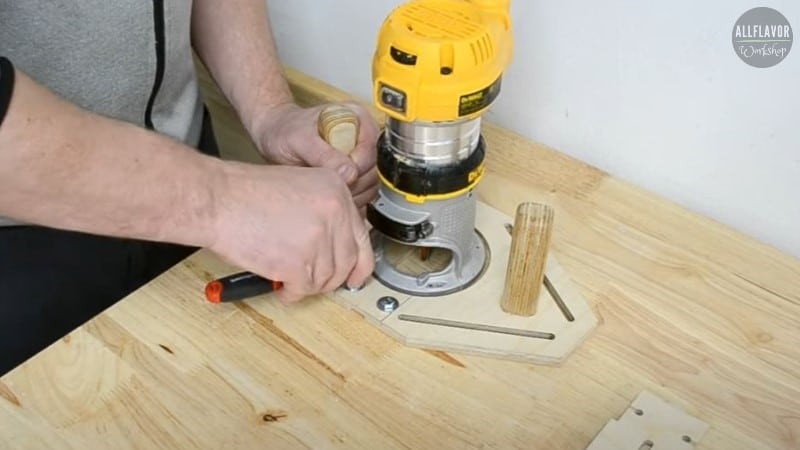 How to Make a Router Circle Jig (Multi-Function Router Base Addon ...