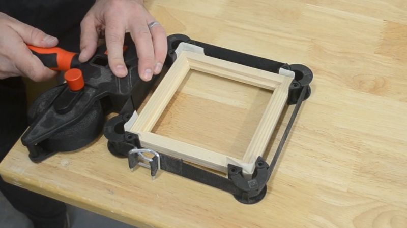 How to Build a Picture Frame Jig for the Table Saw (Perfect 45° Corners ...