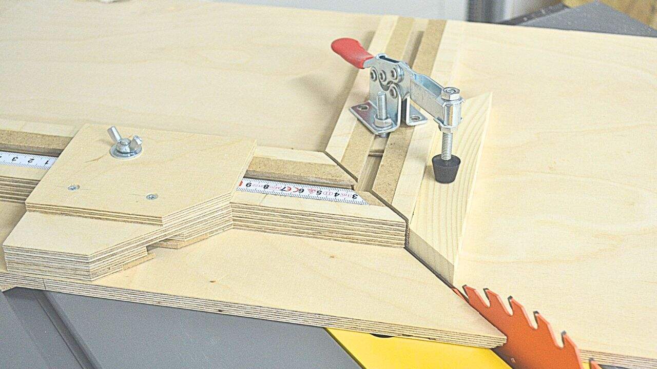 How to Build a Picture Frame Jig for the Table Saw (Perfect 45° Corners ...