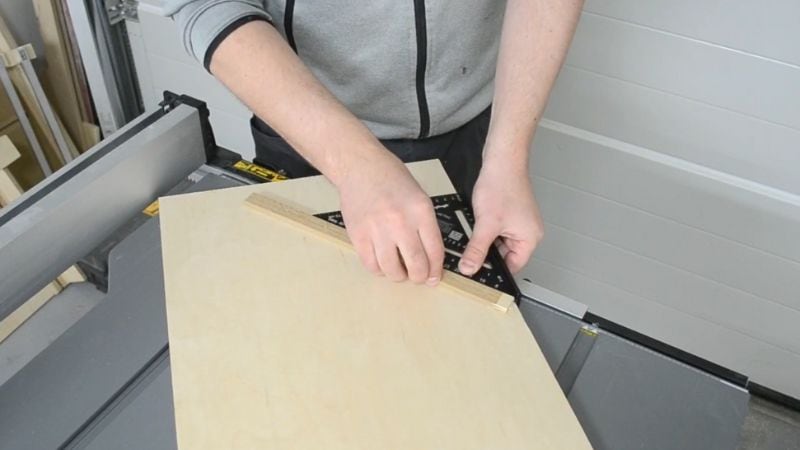 How to Build a Picture Frame Jig for the Table Saw (Perfect 45° Corners ...